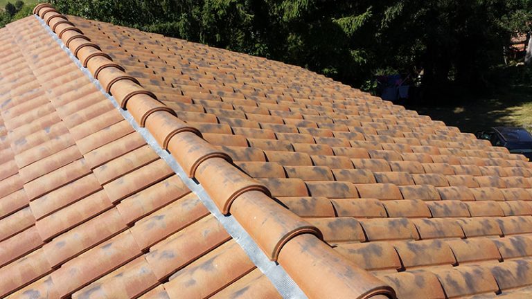 Couverture d'une maison en tuile nuancées - loire-toiture.fr